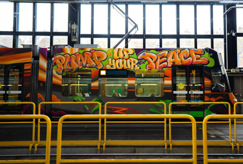 Coca-Cola schickt die Peace Tea Urban Art-Tram durch Zürich